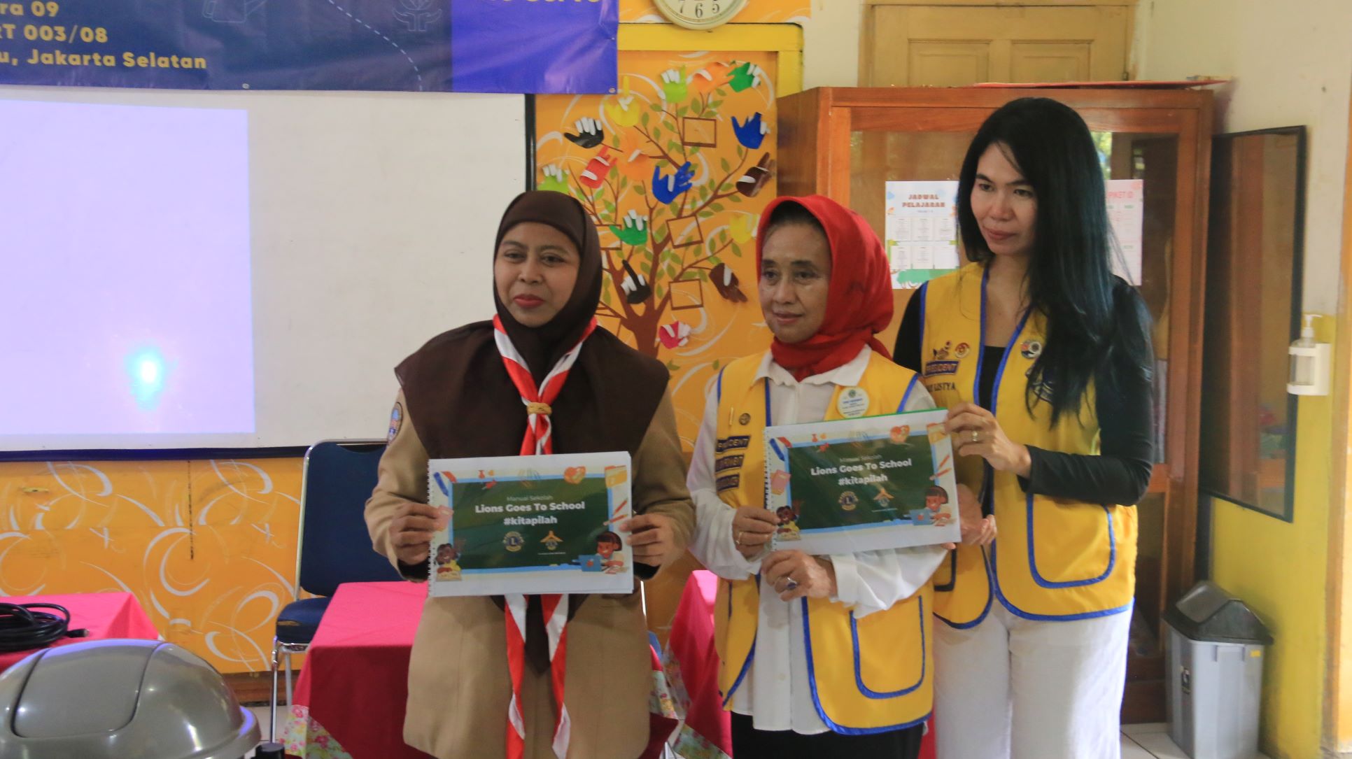 Tanamkan Pentingnya Memilah Sampah kepada Siswa SD, Yayasan Lions ...